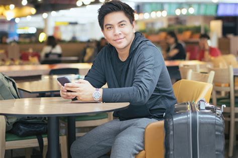 젊은 아시아 여객 출발 홀 공항에서 셀프 서비스 체크인 기계에서 20 29세에 대한 스톡 사진 및 기타 이미지 20 29세