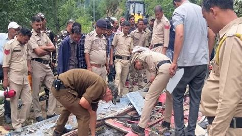 Kullu Bus Accidentआंखों के सामने अपनों को तड़पते देख पसीज गया दिल एक