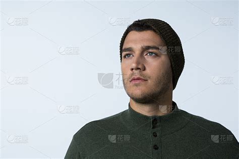 站在白色背景下沉思的男人
