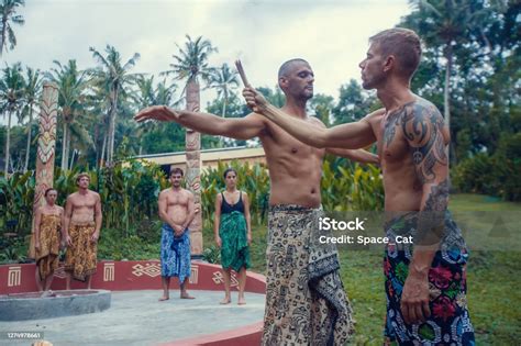 마야 테마즈칼 전통적인 한증막 목욕 전에 코팔 향 퓨리픽션 치료 의식 수지 연기 의식을 수행하는 주술사 모든 부정적인 에너지를