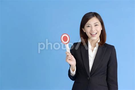 マルの札を持つ女性3 No 246342｜写真素材なら「写真ac」無料（フリー）ダウンロードok