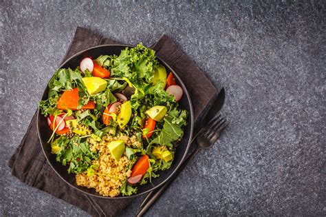 어두운 배경에 검은 접시에 아보카도 노아 감자와 양배추 샐러드 샐러드에 대한 스톡 사진 및 기타 이미지 샐러드 아보카도 케일 Istock