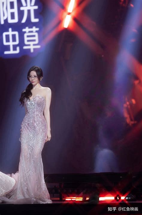 张靓颖 眼镜一戴，火力全开 知乎