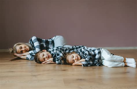 닫힌 눈으로 바닥에 누워 같은 옷을 입은 어머니와 그녀의 두 아이의 상단보기 3 명에 대한 스톡 사진 및 기타 이미지 3 명