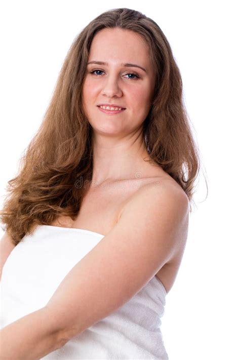 Красивая усмехаясь женщина с милой улыбкой в полотенце Стоковое Изображение изображение