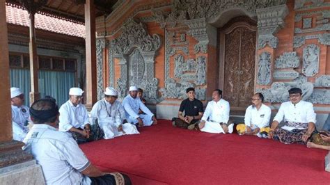 Jro Mangku Sudikerta Dan Demer Melayat Ke Kediamam Cbs Di Puri Mahasari