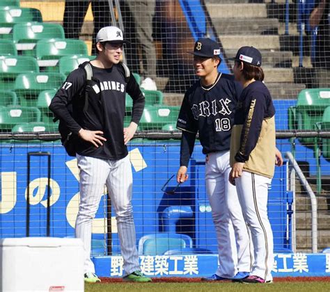 ＜ロ・オ＞談笑する佐々木朗、山本、宮城＝左から（撮影・長久保 豊） ― スポニチ Sponichi Annex 野球