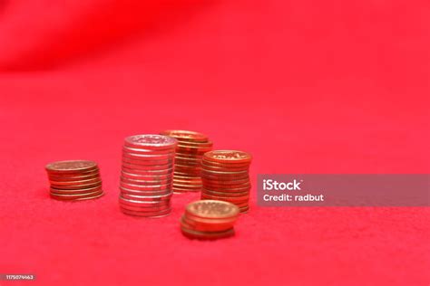 빨간색 배경에 설정 된 동전 폴란드어 통화 영어 Zloty 0명에 대한 스톡 사진 및 기타 이미지 0명 개체 그룹 근거리