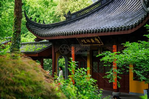 绿荫中的杭州灵隐寺寺庙高清图片下载 正版图片501023033 摄图网