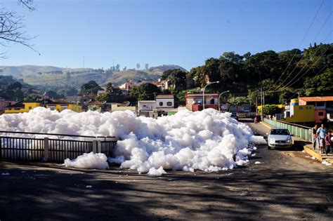 Fotos Espuma da poluição do rio Tietê avança sobre cidades no interior de SP 23 06 2015 UOL