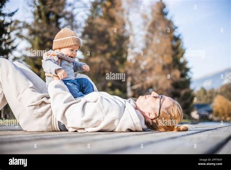 Glückliche Familie Junge Mutter mit ihrem kleinen Jungen an einem sonnigen Herbsttag