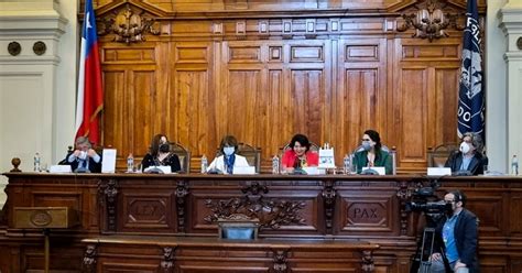 Subsecretaria Ximena Fuentes participa en la presentación del libro