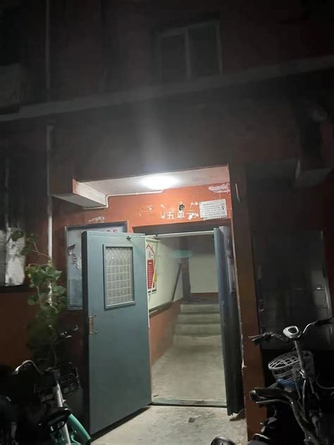 我为群众办实事｜海淀学院路街道二里庄社区安装声光控照明灯
