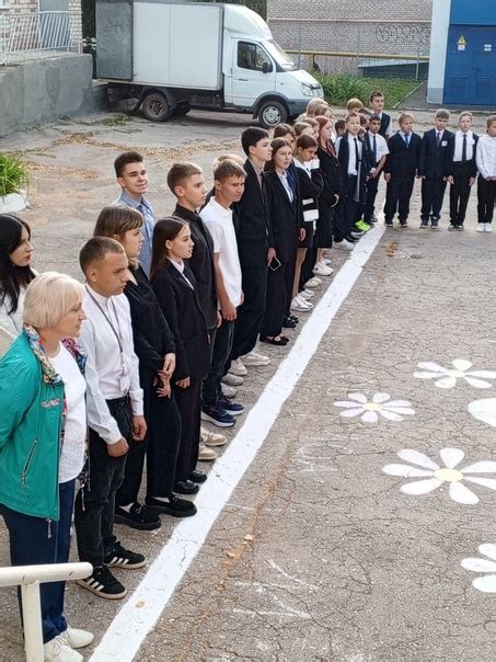 9 09 24 рабочий день начался по традиции с торжественной линейки с поднятия флага На линейку