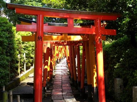 都内有数の由緒正しき神社根津神社 and trip たびびと