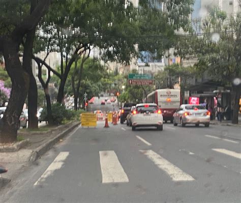 Buraco se abre e causa lentidão na Avenida do Contorno em BH