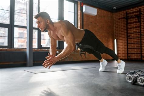 Premium Photo Sportsman Doing Clapping Push Ups Exercise At Gym Sport