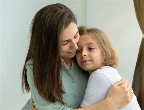 Dia Perfeito Juntos Retrato De Mãe Carinhosa Abraçando A Filha Em Casa