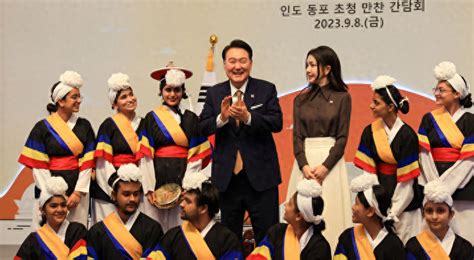 韩国第一夫人在印度出席晚宴！搭配高腰白裙又瘦又美，幼态脸绝了 知乎