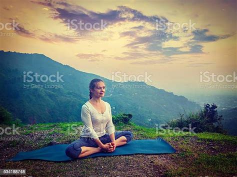 스포티 건강한 여자 실천사항이요 요가 아사 Baddha Konasana 야외 구두수선공 자세에 대한 스톡 사진 및 기타 이미지