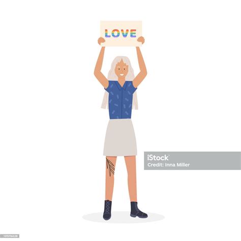 무지개 색의 러브라는 단어와 함께 플래카드를 들고 프라이드 퍼레이드에서 다리에 치마와 문신에 긴 머리를 가진 레즈비언 동등한