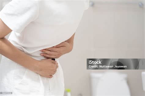 욕실에서 변비와 설사 상처받은 여자는 배꼽 복통을 만지고 고통 스럽다 결장 염증 문제 독성 음식 복통 복부 화장실에서 변비 복통 위생 방광에 대한 스톡 사진 및 기타 이미지