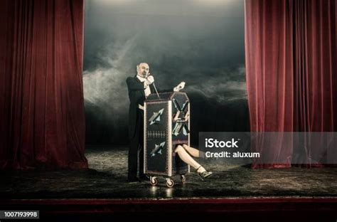 여성 조 수에 의해 점령 하는 상자에 칼을 삽입 하는 마술사 마술사에 대한 스톡 사진 및 기타 이미지 마술사 마술 트릭