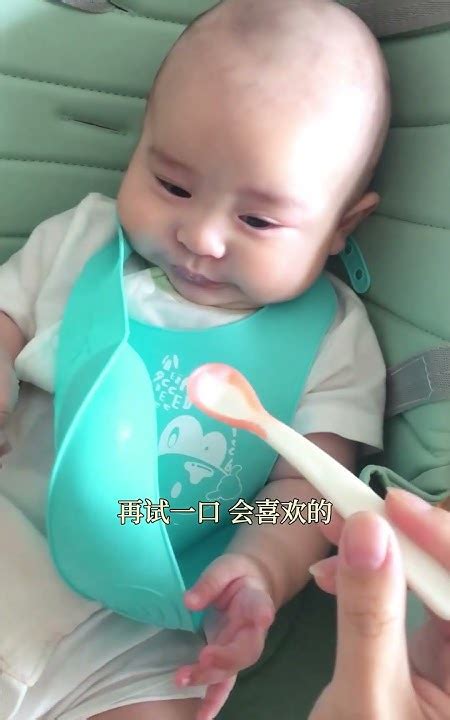 宝宝第一次吃辅食 抢勺子拒绝妈妈投喂 Youtube