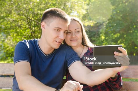 소년과 소녀 여름 화창한 날에는 태블릿에 공원 Selfie에 벤치에 앉아 하 고 2명에 대한 스톡 사진 및 기타 이미지 2명