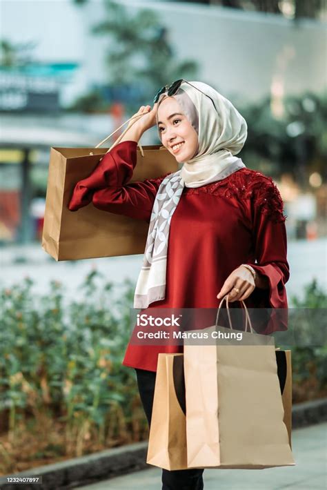 아시아 젊은 말레이 미소 여성 손 쇼핑 백을 들고 하 고 도시 거리에서 사진을 찍고 20 24세에 대한 스톡 사진 및 기타 이미지 20 24세 공원 긍정적인 감정