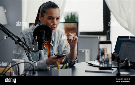 Tech Enthusiast Reviewing Wireless Mouse While Presenting Specifications To Public Attractive