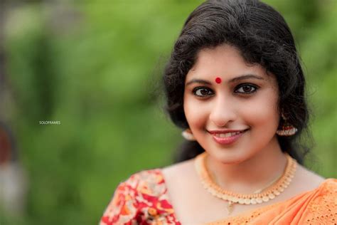 Aparna Devi చెంగావి రంగు చీరలో కైపెక్కిస్తున్న అపర్ణా దేవి Namasthe