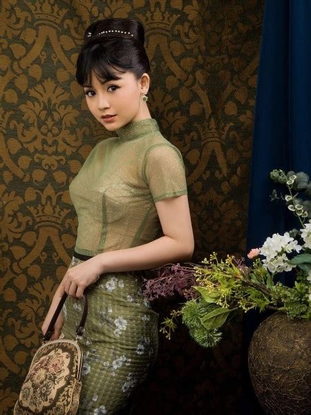 မြန်မာဝတ်စုံလေးကို လူငယ်ဆန်ဆန်လေးလေးဝတ်ဆင်ပြီး အရုပ်မလေးသဖွယ် ချစ်စရာကောင်းလွန်းတဲ့ ခေးလေးခင်ဝင့