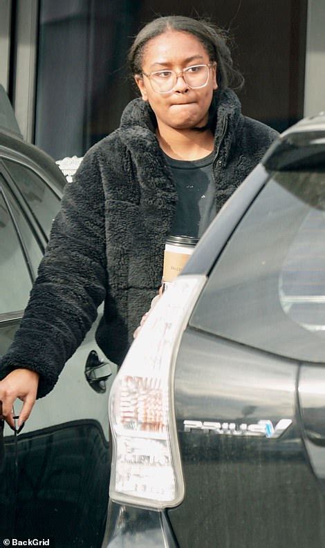 Sasha And Malia Obama Grab Coffee In Los Angeles Together Daily Mail