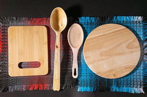 나무 어두운 배경은 나무 칼 검은 배경에 큰 나무 숟가락과 도마 0명에 대한 스톡 사진 및 기타 이미지 0명 가정 생활