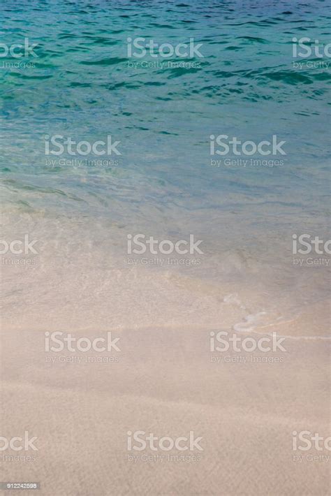 평화로운 해변 배경입니다 하얀 모래와 청록색 바다 물입니다 좋은 모래와 잔잔한 파도의 바다 해안선입니다 열 대 휴가 개념 0명에