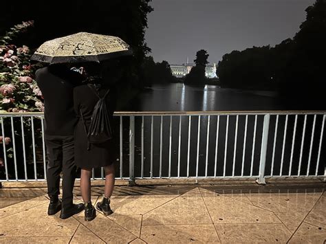 多图直击英女王去世伦敦民众大雨中聚首白金汉宫致哀