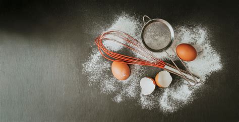 롤링 핀 거품기와 어두운 배경에 베이킹 팬 과 같은 쿠키와 케이크를 베이킹하기위한 다양한 베이킹 기구의 클로즈업 빵굽기에 대한 스톡 사진 및 기타 이미지 Istock