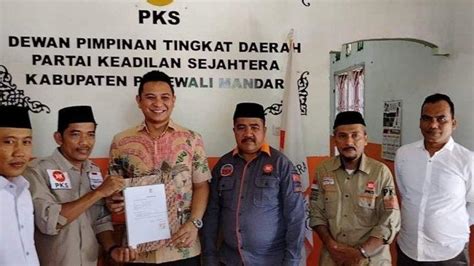 Dirga Singkarru Ambil Formulir Pendaftara Calon Bupati Polman 2024 Di Pks Tribun