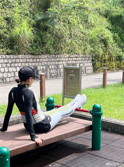 56歲劉嘉玲素顏穿「緊身褲」跑步！真實膚況和身材曝光 網：太嚇人 自由電子報istyle時尚美妝頻道