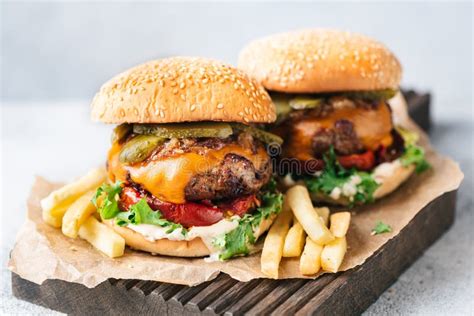 Deliciosas Hamburguesas De Queso Jugosas Servidas Con Patatas Fritas