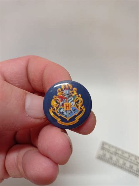 Значок гарри поттер герб хогвартса harry potter hogwarts: цена 100 грн ...