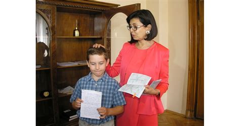 Министерството на образованието представи новия ученически бележник