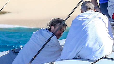 Brad Pitt Mostró Su Colección De Tatuajes En Una Playa Paradisíaca
