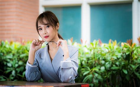 壁紙、1920x1200、アジア人、ボケ写真、茶色の髪の女性、座っ、凝視、手、眼鏡、少女、ダウンロード、写真