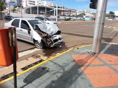 Três Pessoas Ficam Feridas Em Acidente Grave Em Cruzamento Movimentado