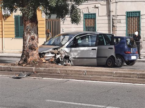 Messina Auto Contro Un Albero In Via La Farina Ferita Una Ragazza