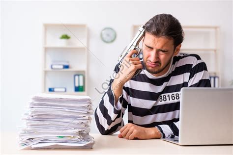 직장에 갇힌 느낌을 받는 젊은 직원 사진 사진 무료 다운로드 Lovepik