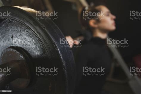 체육관에서 바벨과 무게와 데드 리프트를 운동 하는 아름 다운 운동 여자 건강한 생활방식에 대한 스톡 사진 및 기타 이미지