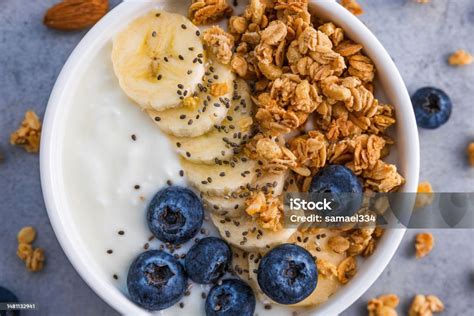 건강한 아침 식사 귀리 그래놀라 과일 견과류 치아씨드를 곁들인 그릭 요거트 한 그릇 평면도 클로즈업 0명에 대한 스톡 사진 및 기타 이미지 Istock
